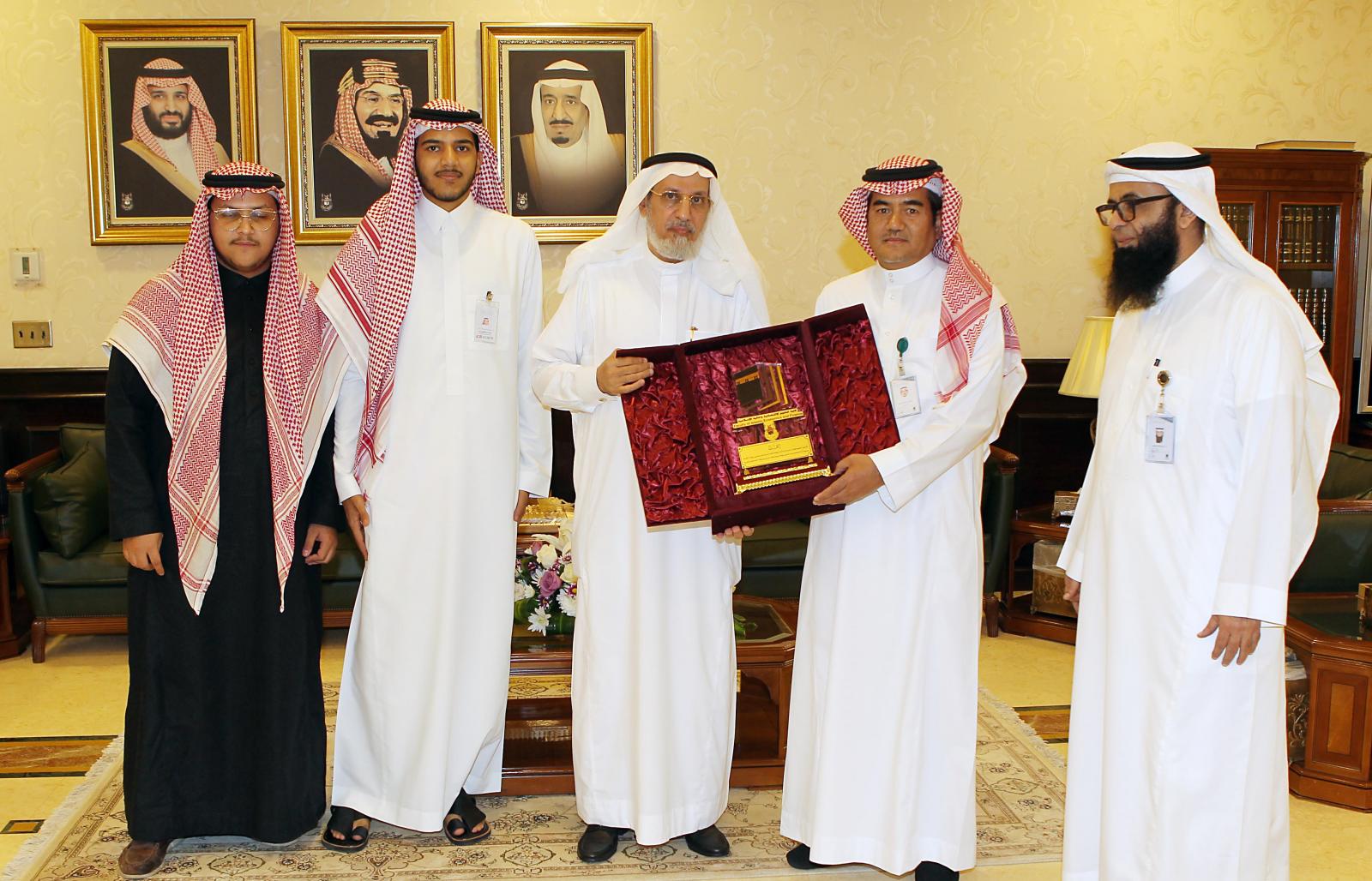 UQU President Honors Administration Manager Of The College Of Islamic